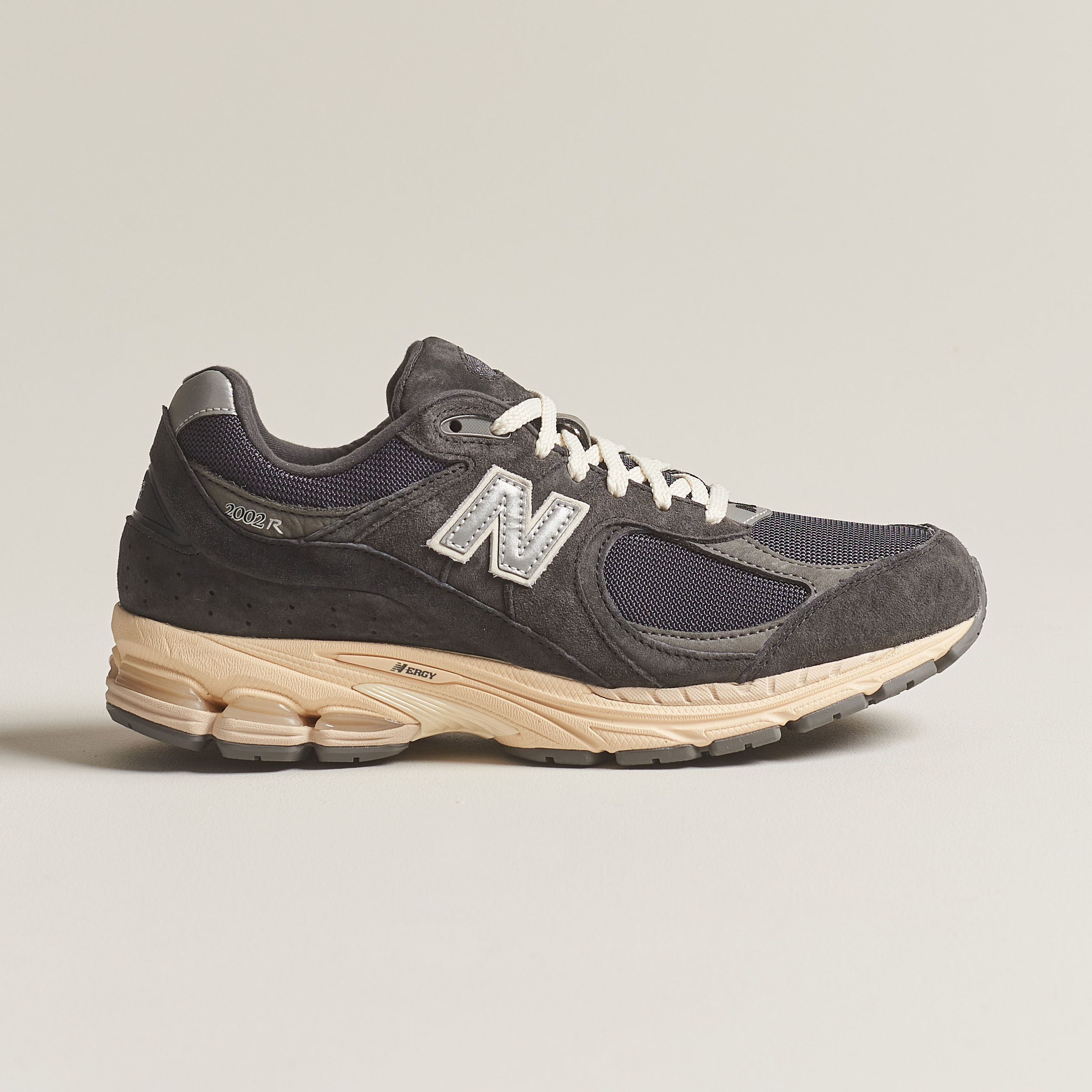 New Balance 2002R Sneakers Phantom at CareOfCarl.com