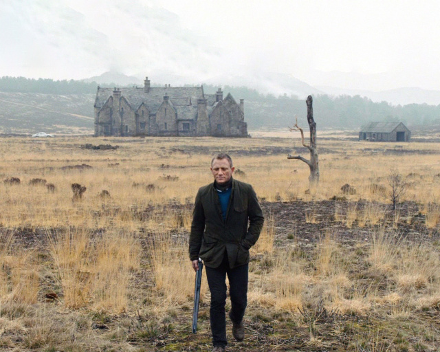 The most laid-back Bond of all: Daniel Craig | Careofcarl.com